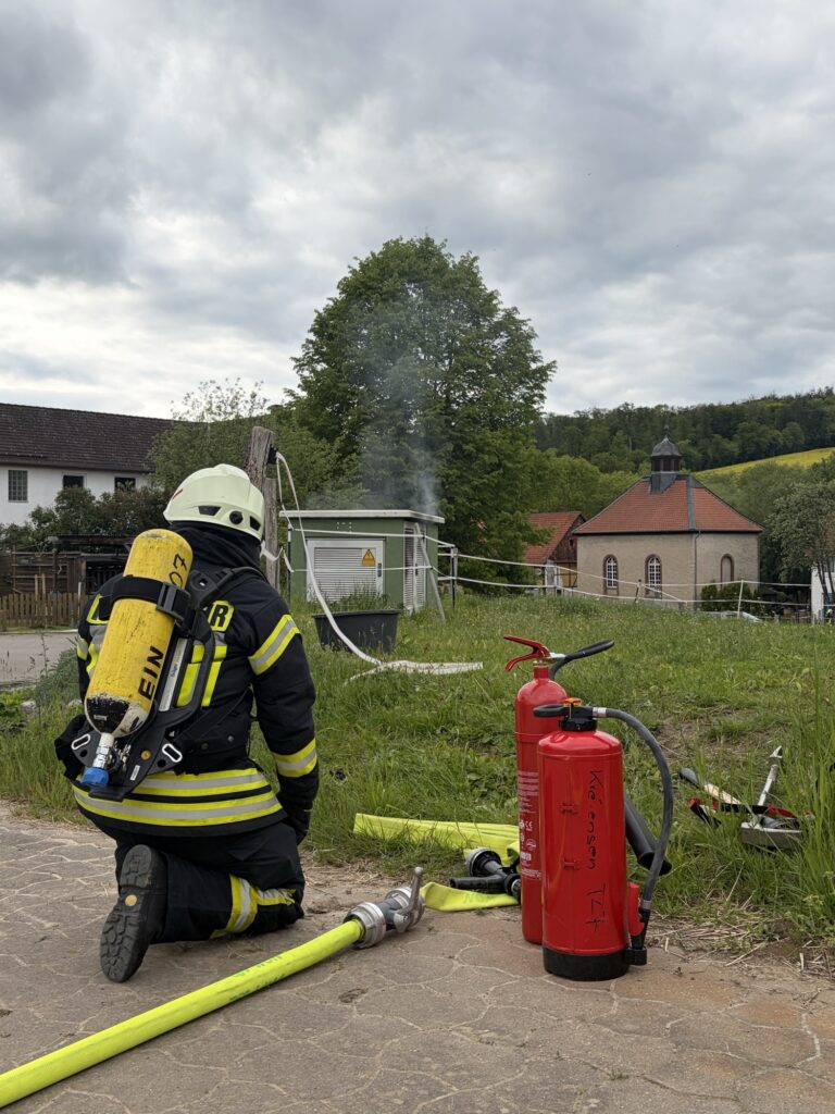Keller unter Wasser und Feuer in Trafostation: Feuerwehren doppelt im ...